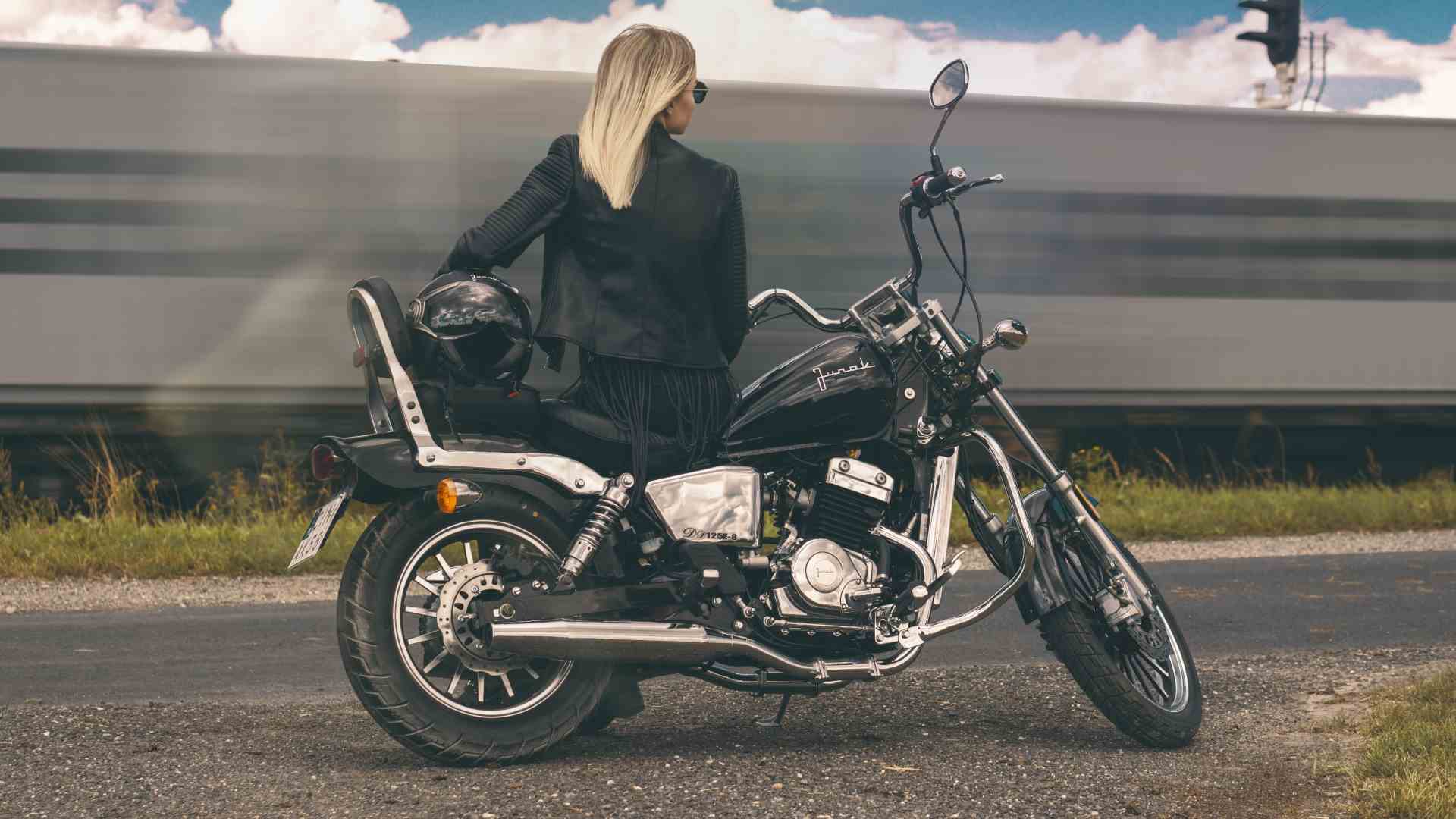 Junak M11 125 CM³ - Motocykle, Motorowery, Skutery, Motocykle 125 cc